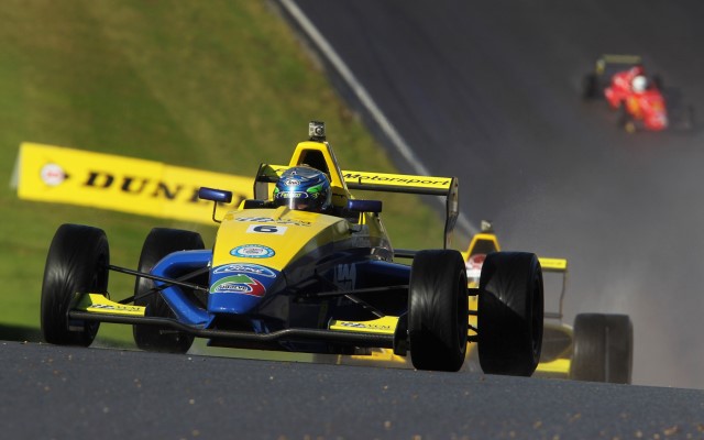 Scott wins first Brands Hatch race to gain points advantage - Formula Scout