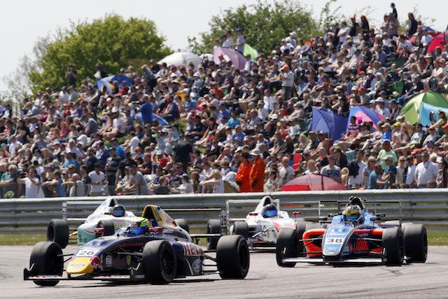 Leeds and DeFrancesco scoop first British F4 wins at Thruxton - Formula ...
