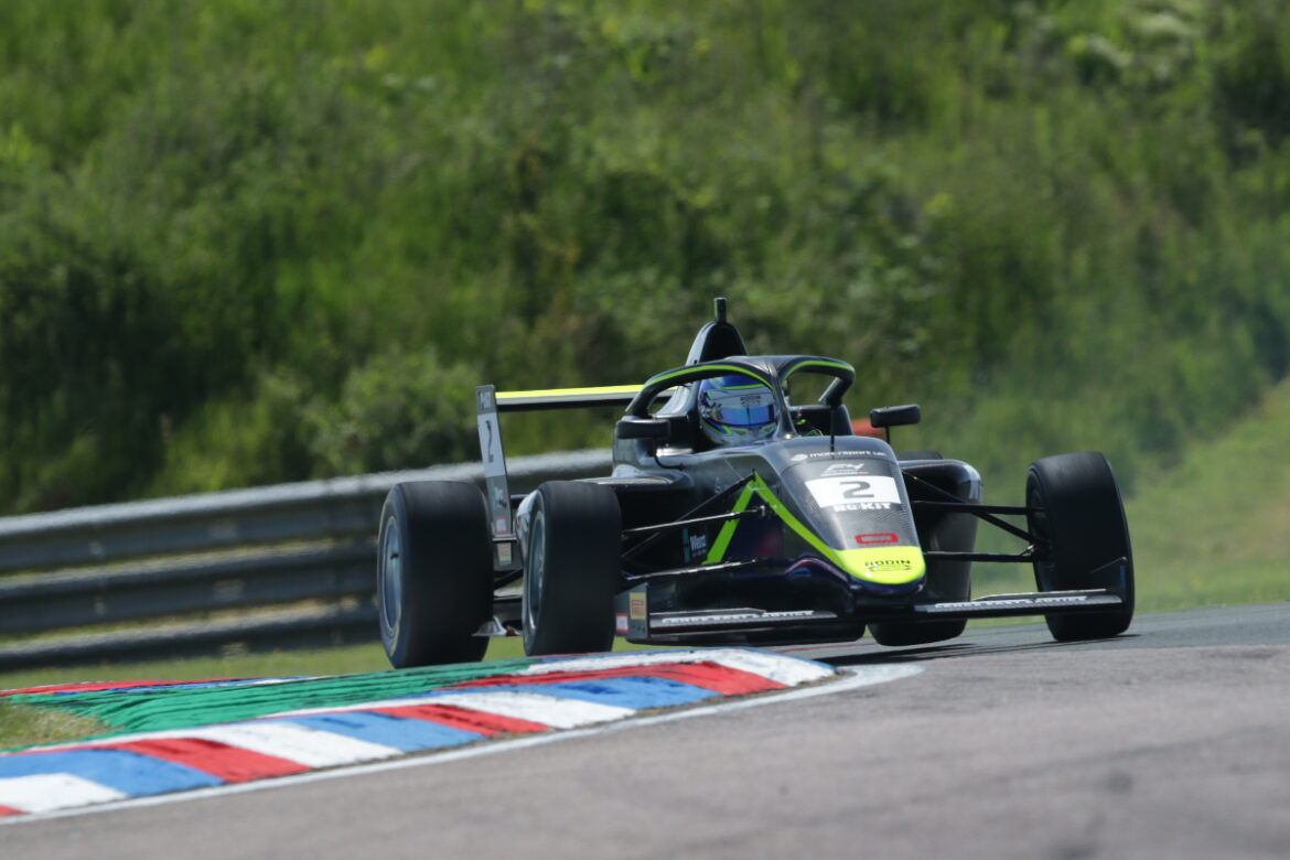 Noah Lisle takes reversed-grid British F4 win at Thruxton - Formula Scout